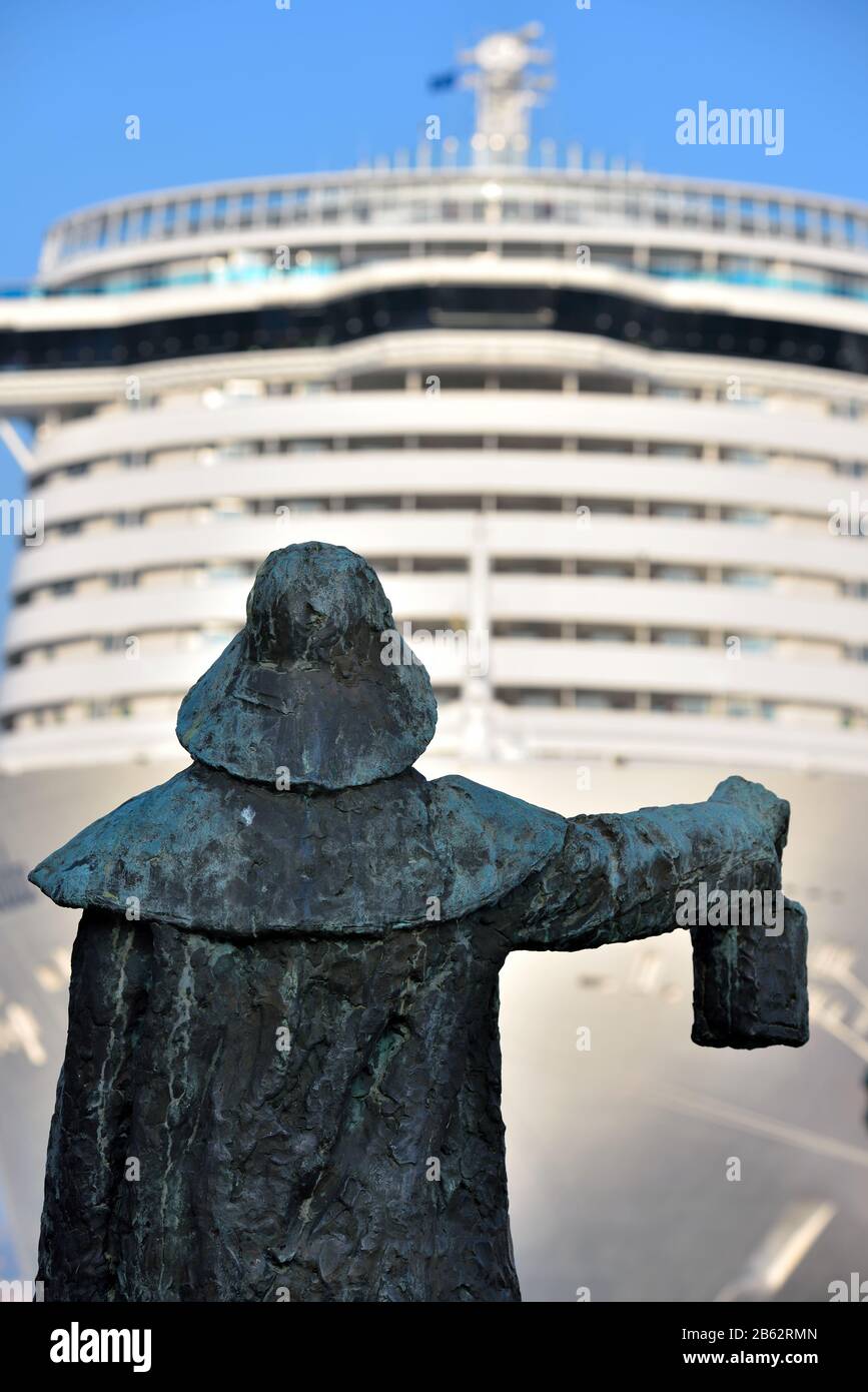 Bronze statue sailor hi-res stock photography and images - Alamy