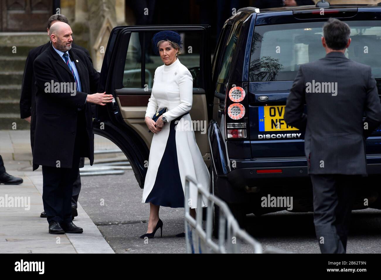 The countess wessex arrives westminster abbey hi-res stock photography ...