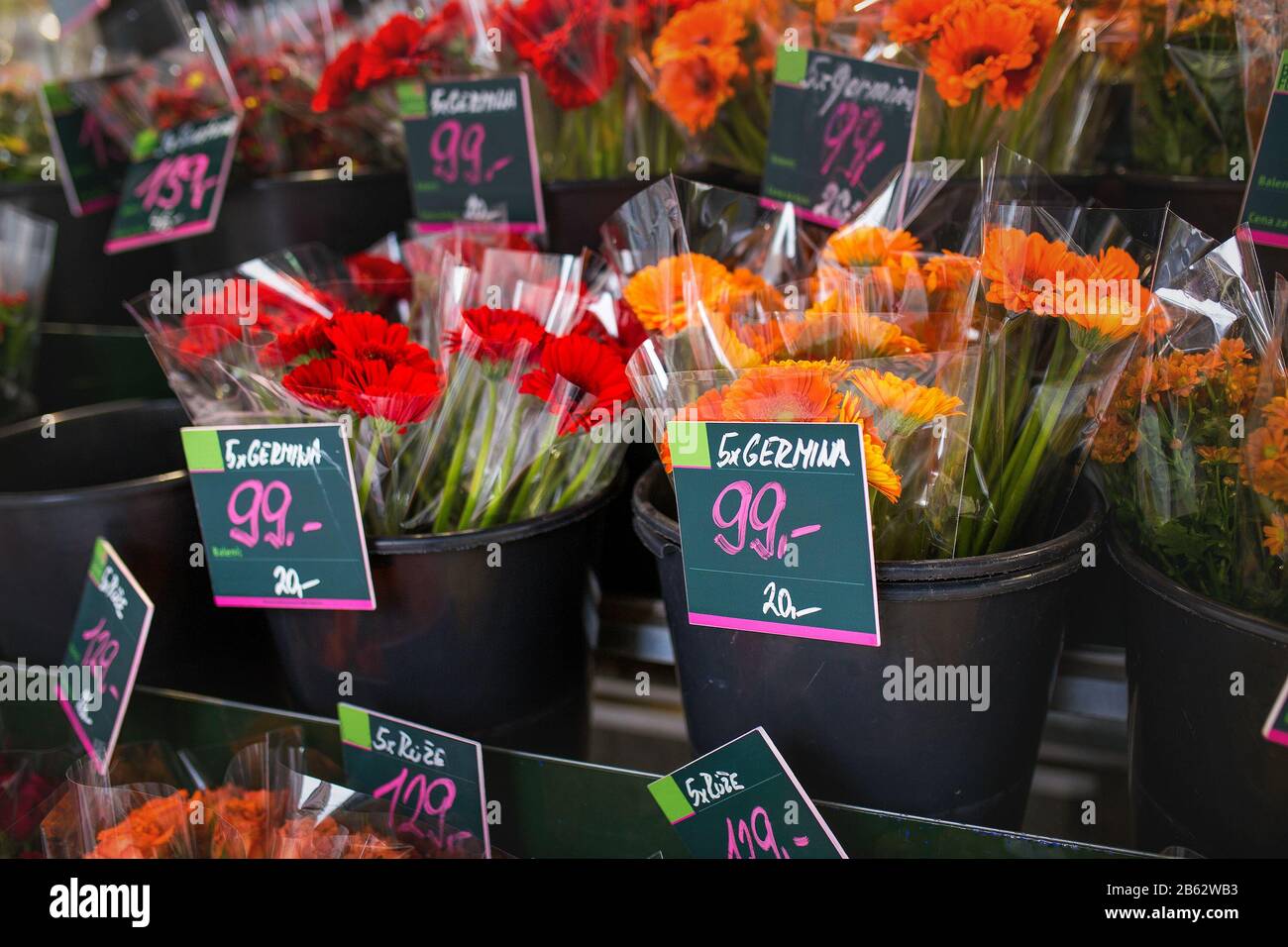 Bouquet of flowers with price tag hi-res stock photography and images ...