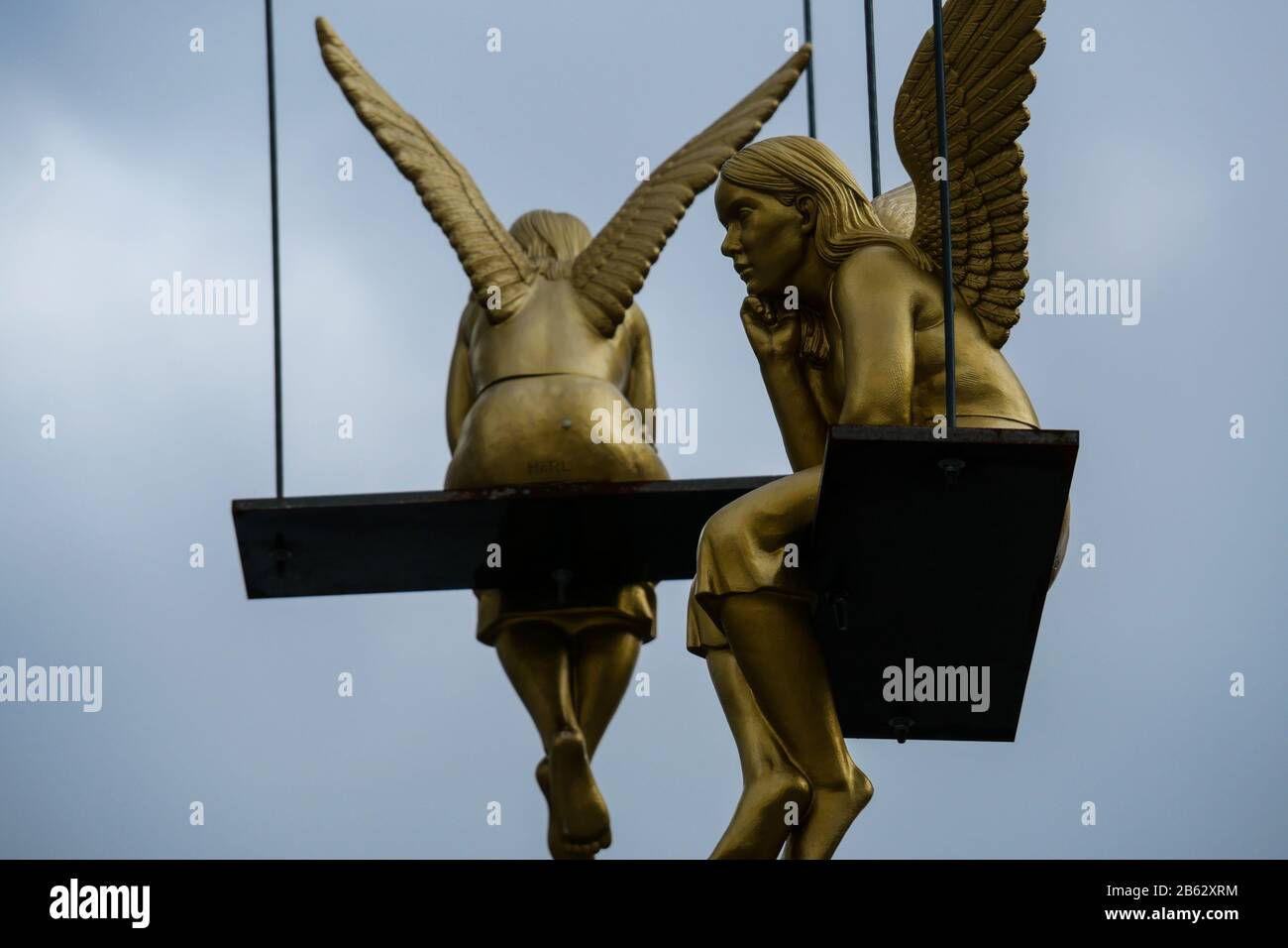 Seated angel sculpture hi-res stock photography and images - Alamy