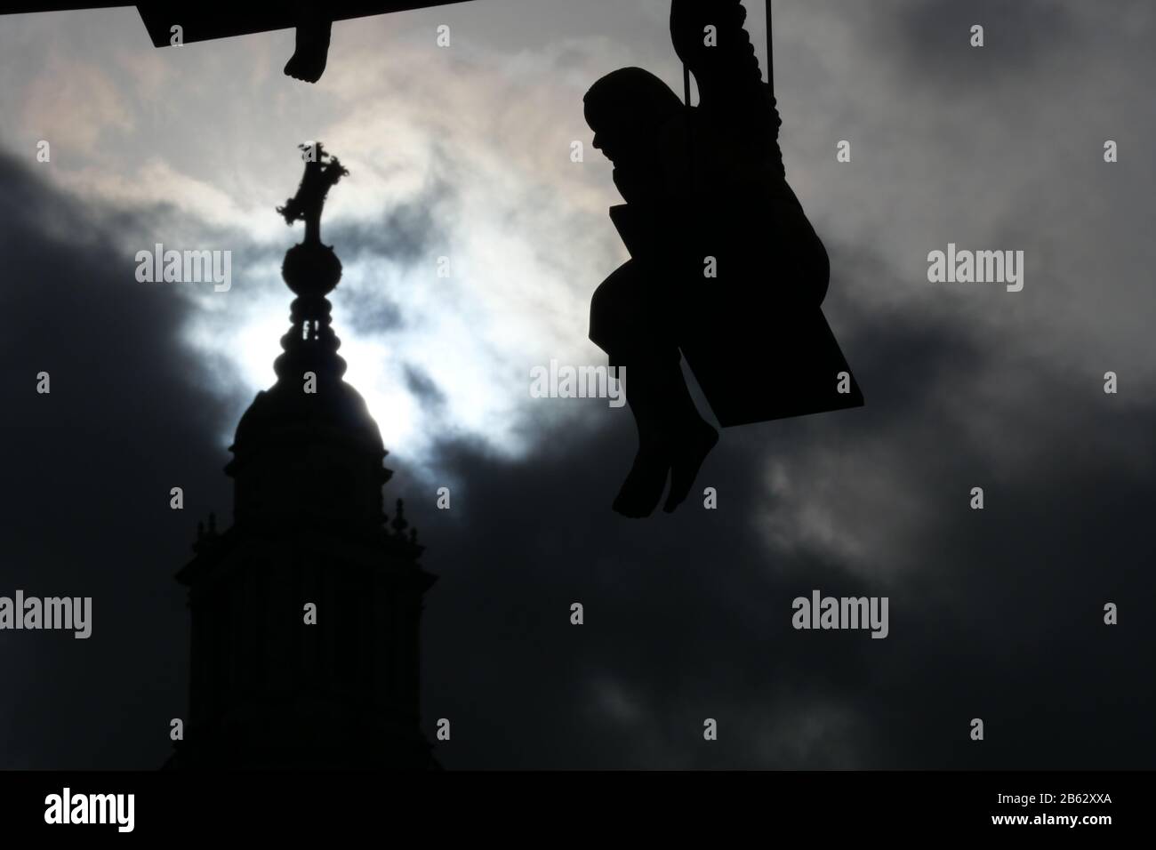 Seated angel sculpture hi-res stock photography and images - Alamy