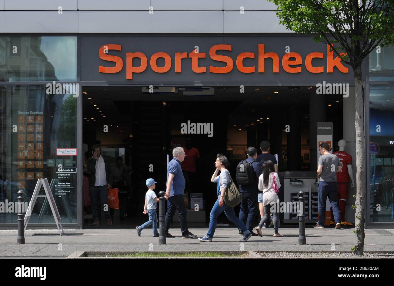 Sportscheck High Resolution Stock Photography and Images - Alamy
