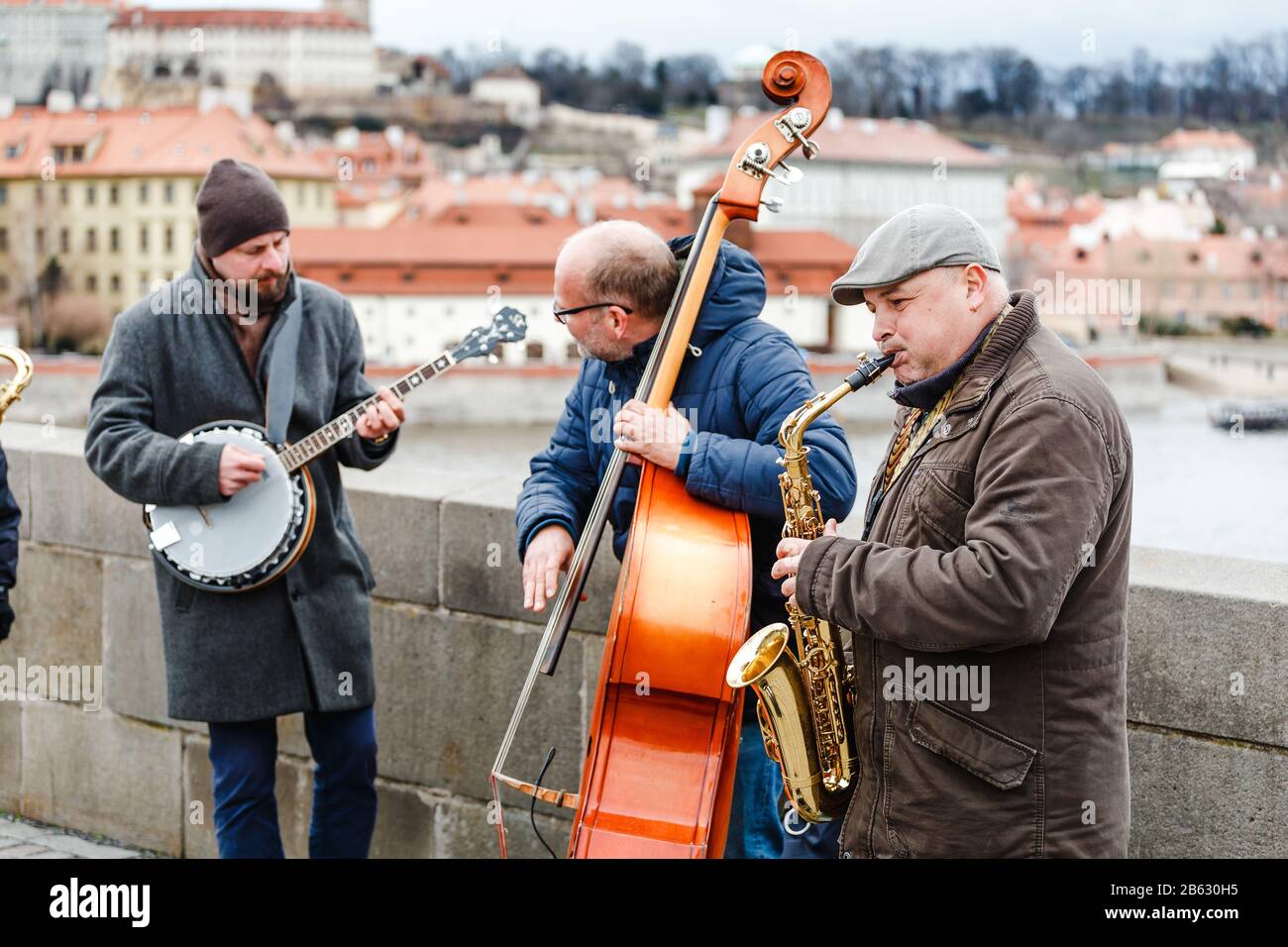 Play the cello hi-res stock photography and images - Alamy