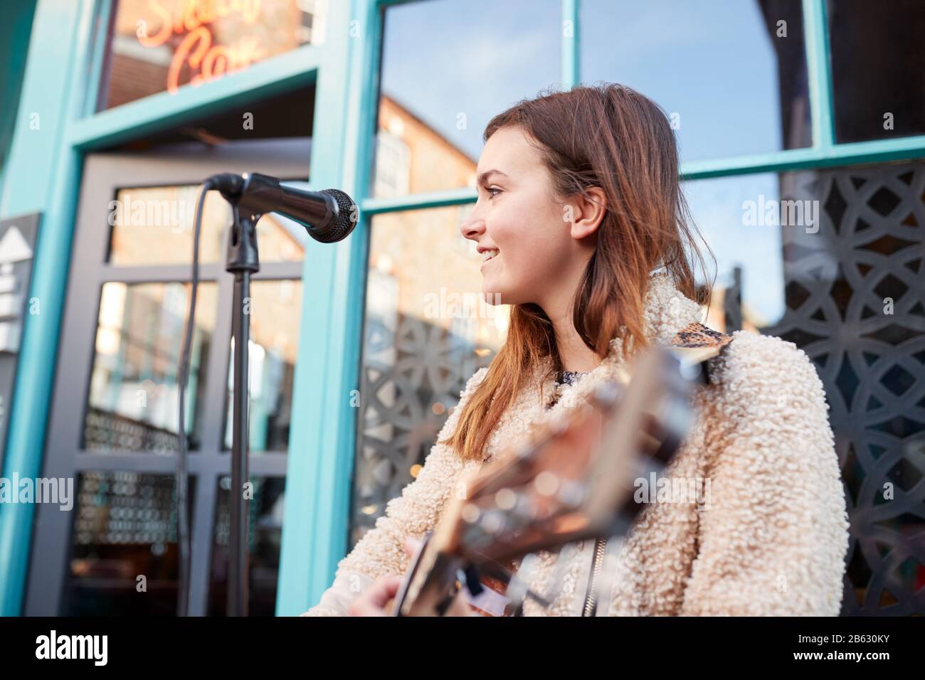 Woman busking 20s hi-res stock photography and images - Alamy