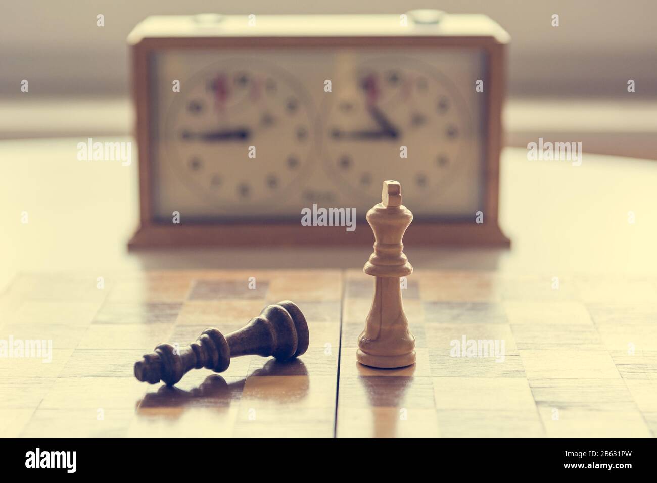 One fallen chess hi-res stock photography and images - Alamy