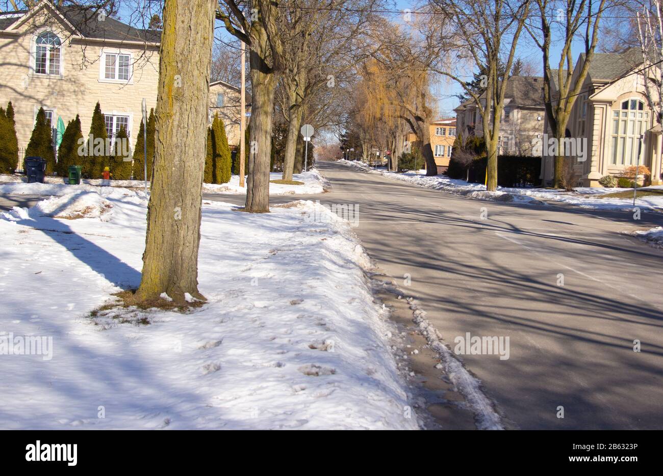 Suburb street hi-res stock photography and images - Alamy