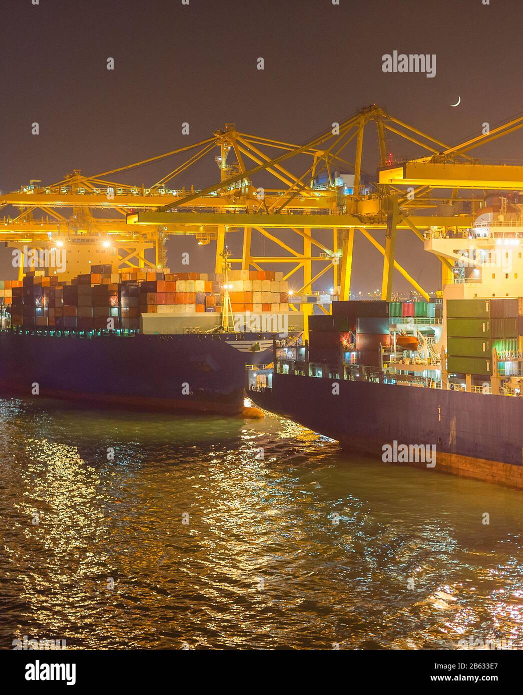 Work of cargo cranes hi-res stock photography and images - Alamy