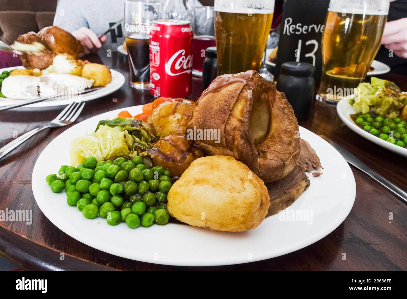 Sunday lunch pub hi-res stock photography and images - Alamy