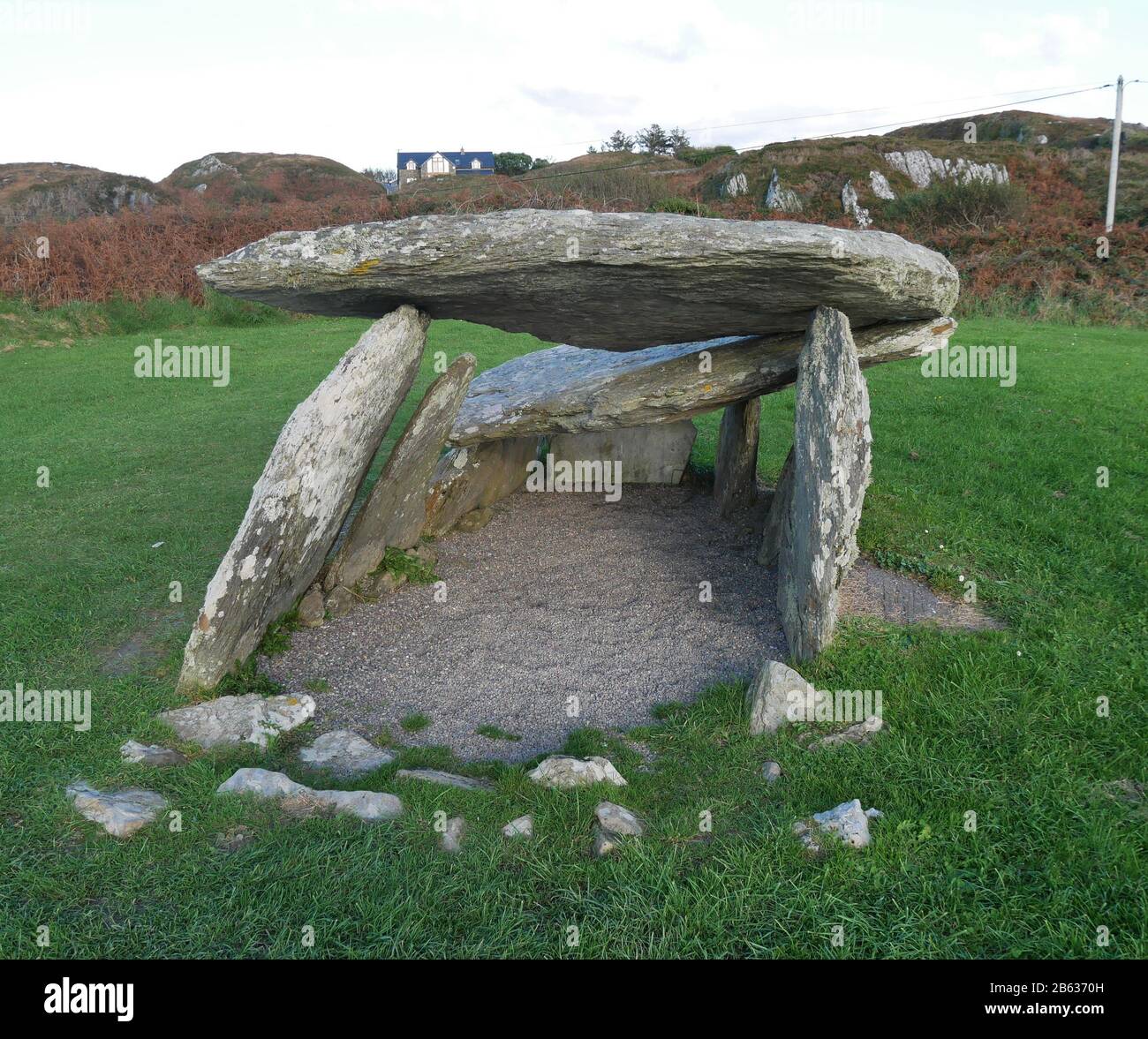 Alter Wedge Tomb, Toormore Bay Stock Photo - Alamy
