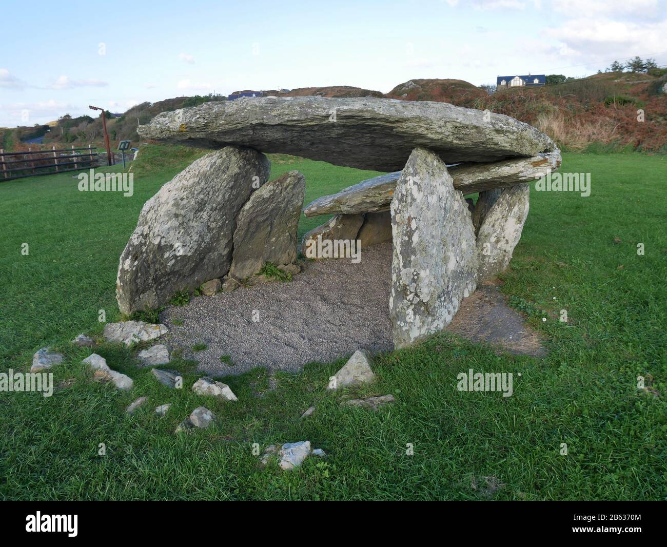 Alter Wedge Tomb, Toormore Bay Stock Photo - Alamy