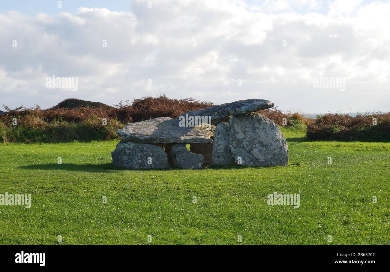 Alter Wedge Tomb, Toormore Bay Stock Photo - Alamy