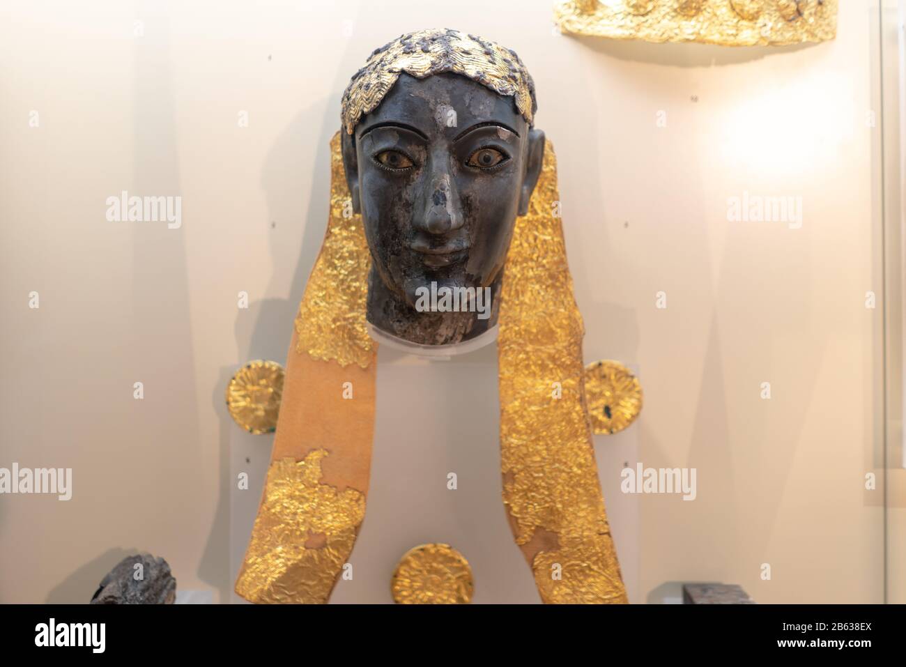 Greek gold mask hi-res stock photography and images - Alamy