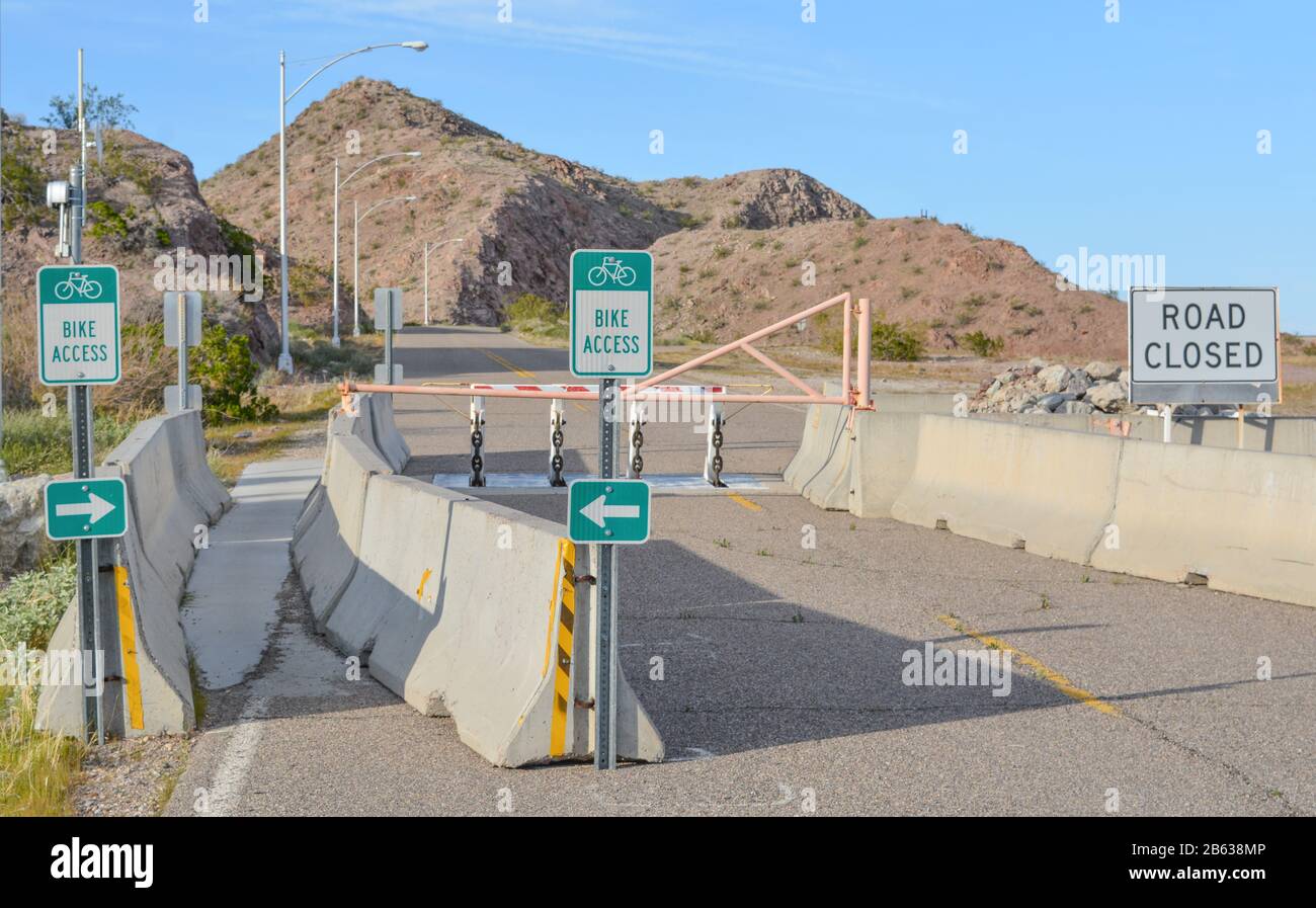 Road closed at davis dam sign hi-res stock photography and images - Alamy