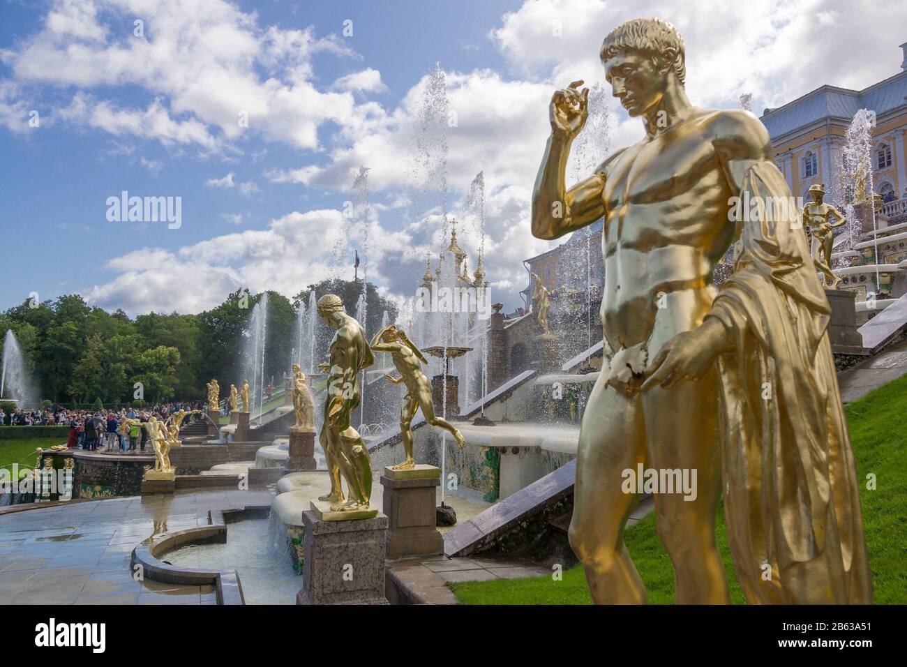 Fountains and gold sculpture Stock Photo - Alamy
