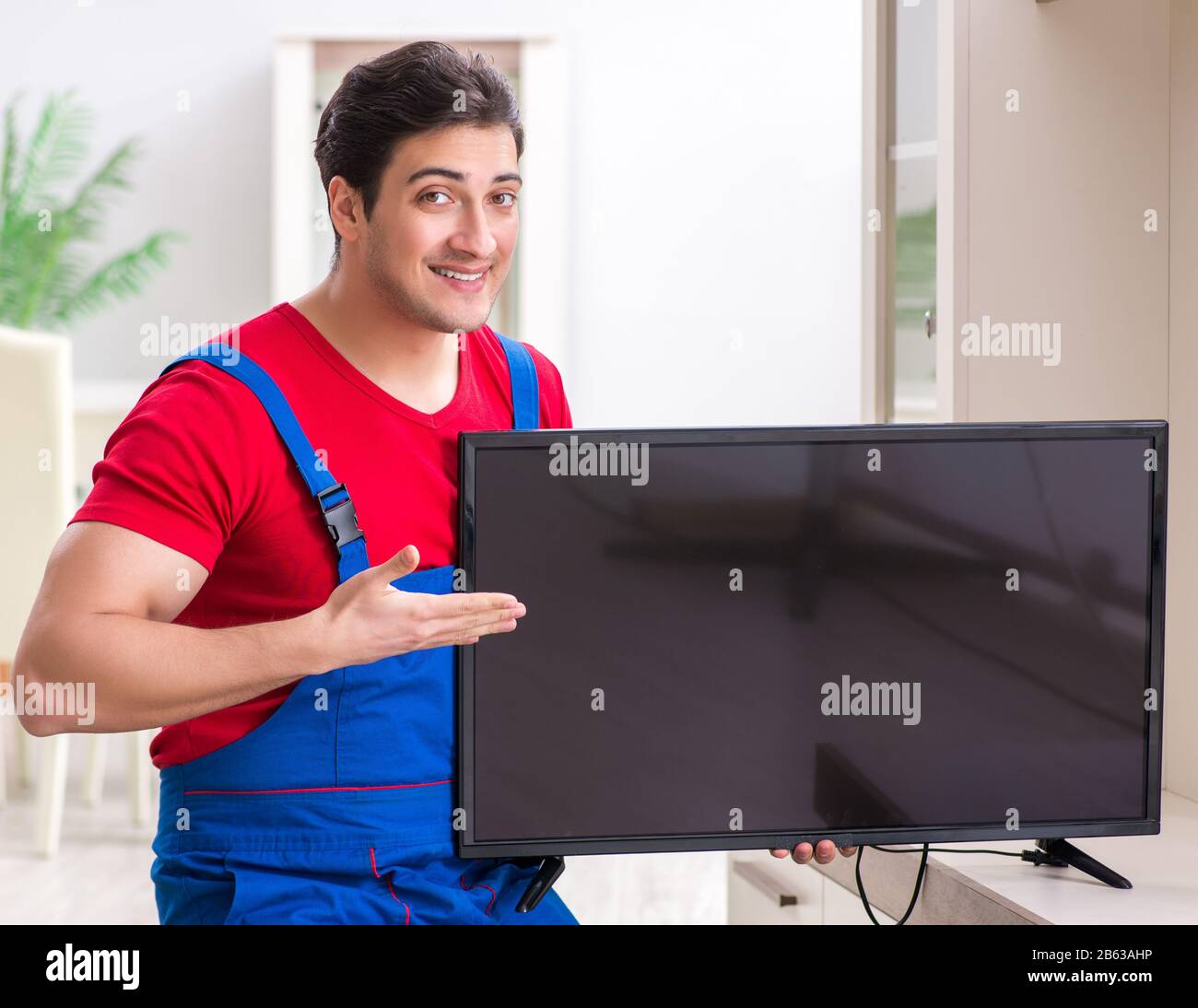 The professional repair engineer repairing broken tv Stock Photo - Alamy