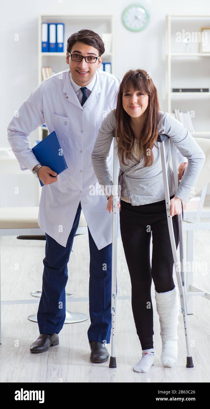 The doctor examining patient with broken leg Stock Photo - Alamy