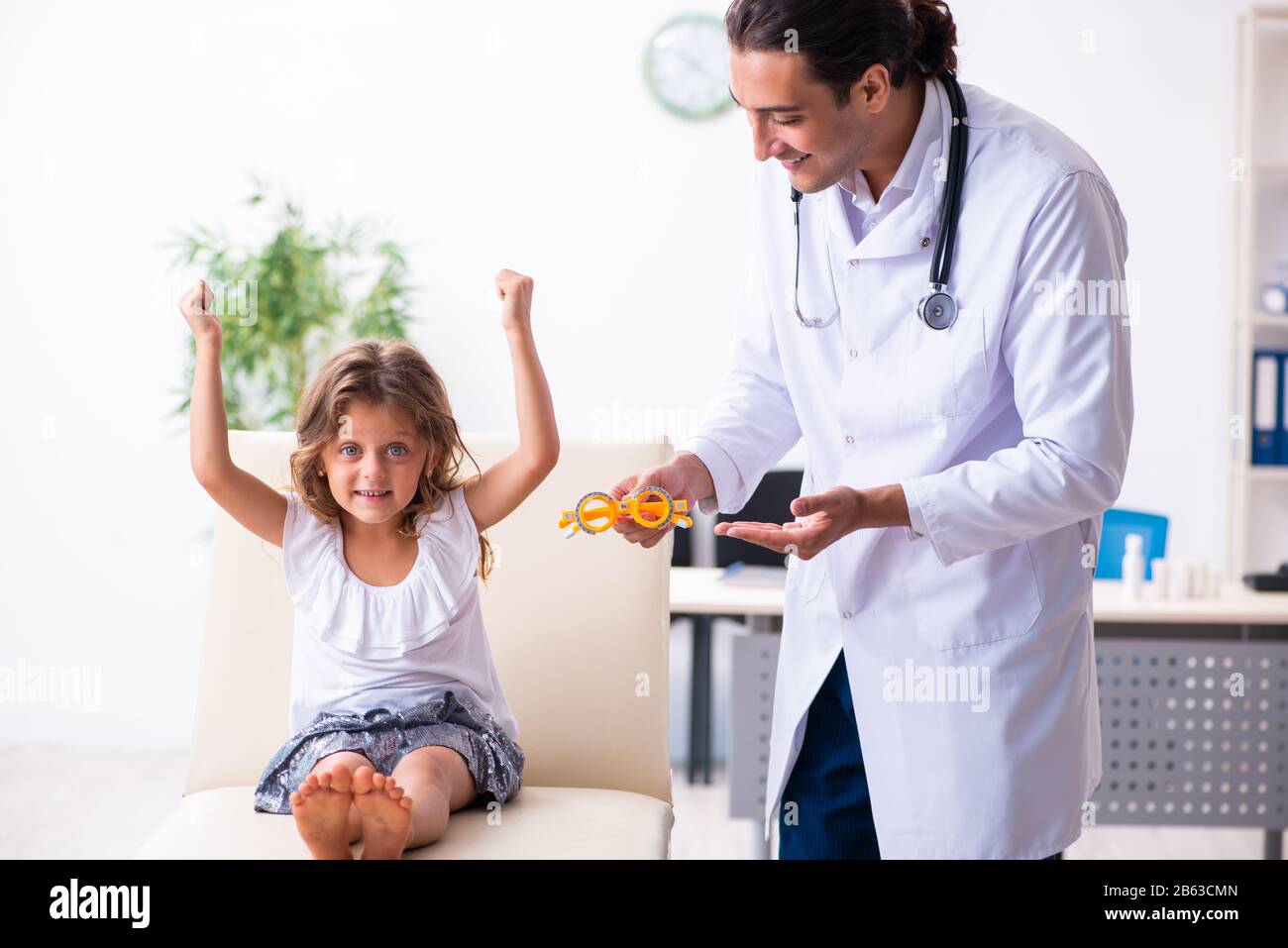The young doctor pediatrician with small girl Stock Photo - Alamy