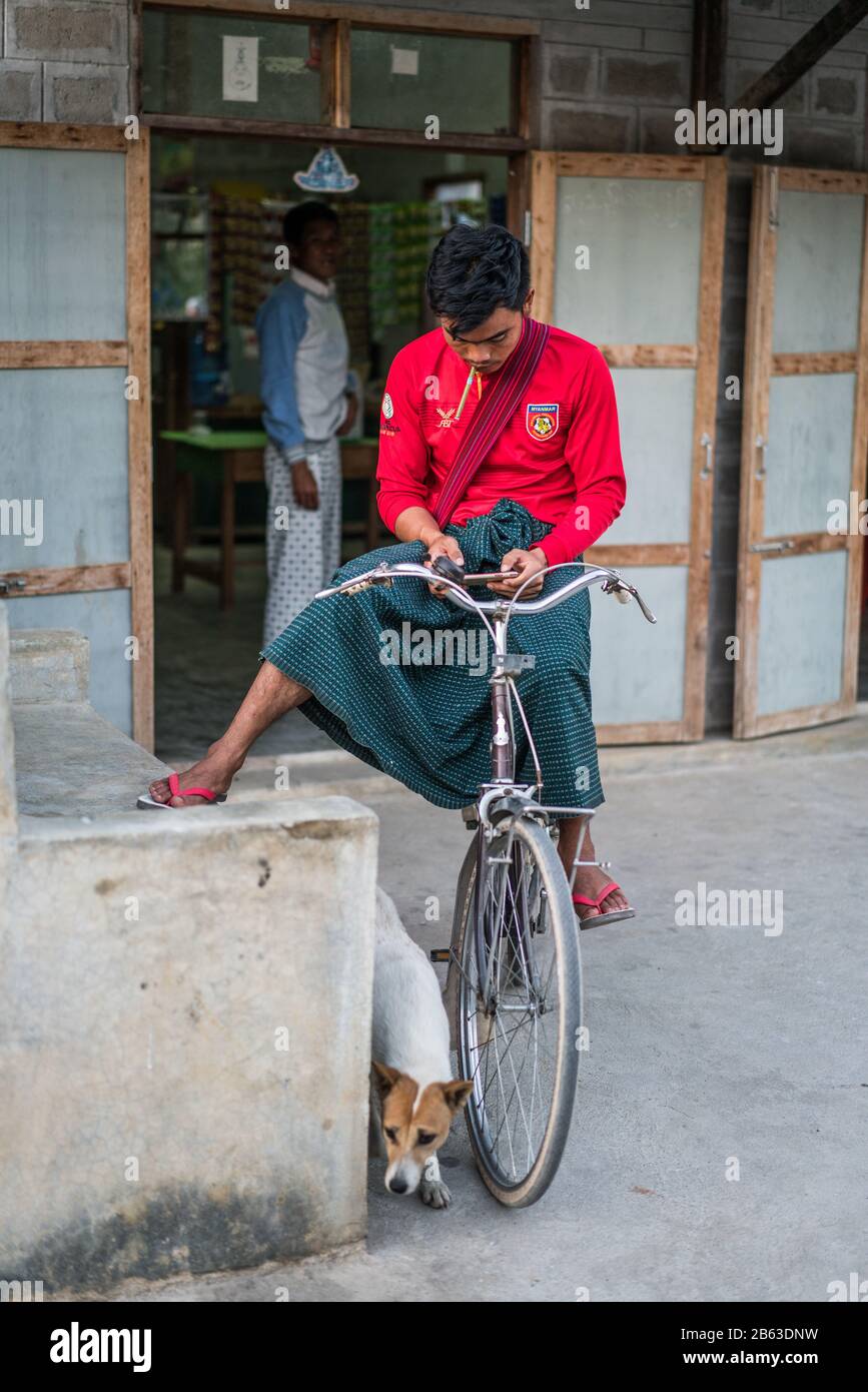 Burmese poor family portrait hi-res stock photography and images - Alamy