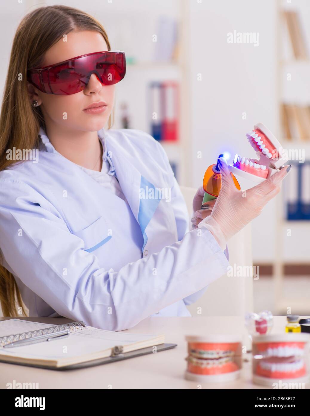 The dentistry student practicing skills in classroom Stock Photo - Alamy