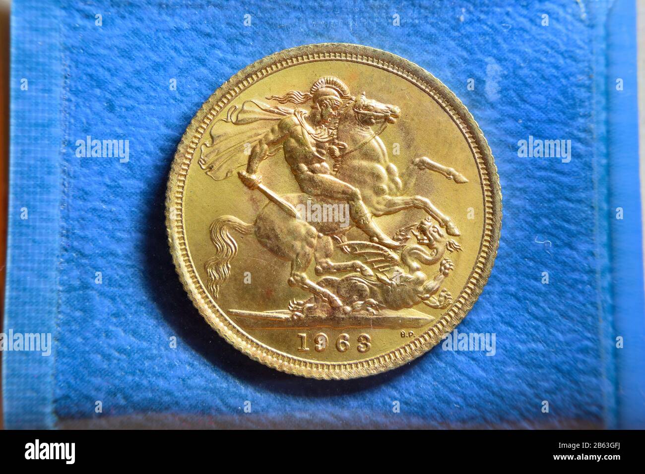 Gold sovereign hi-res stock photography and images - Alamy