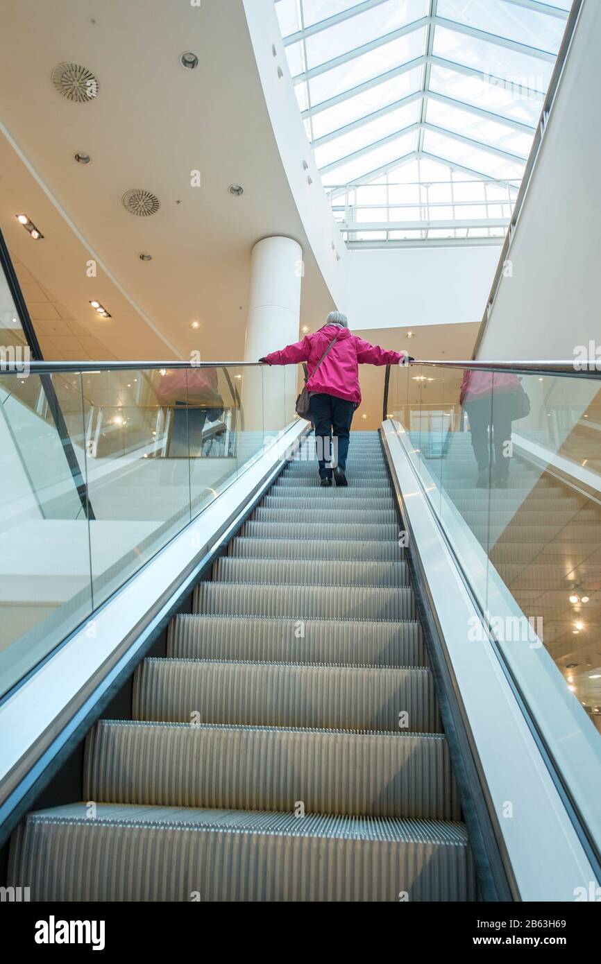 Escalator inside shopping centre hi-res stock photography and images ...