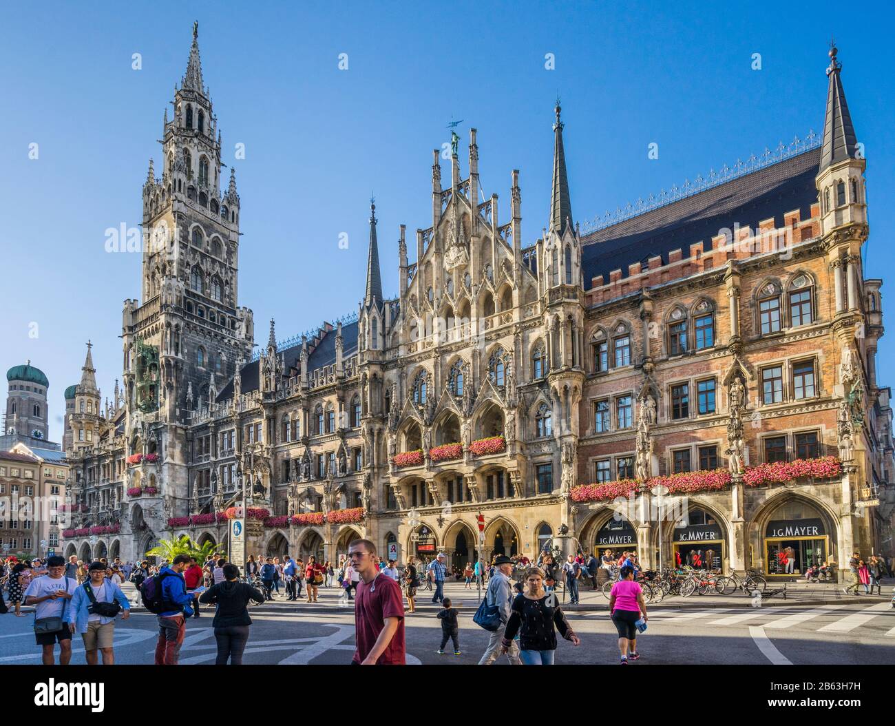 richly decorated facade of the New Munich Town Hall (Neues Rathaus ...