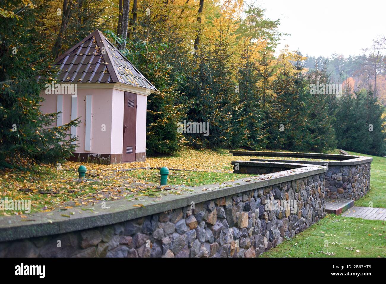New tiny shack in the the autumnal city park Stock Photo - Alamy
