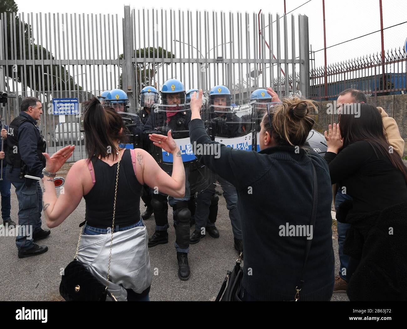 Rome, Italy. 9th Mar, 2020. Prisoners' relatives protest outside the ...