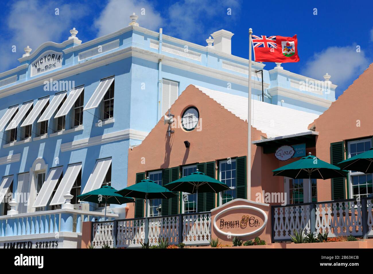 Bermuda flag front street hi-res stock photography and images - Alamy