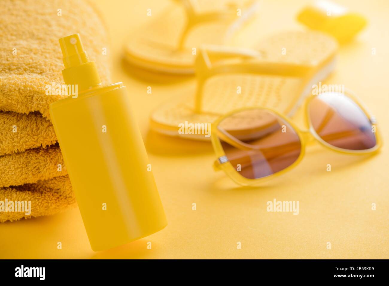Bottle of sunscreen spray Stock Photo - Alamy