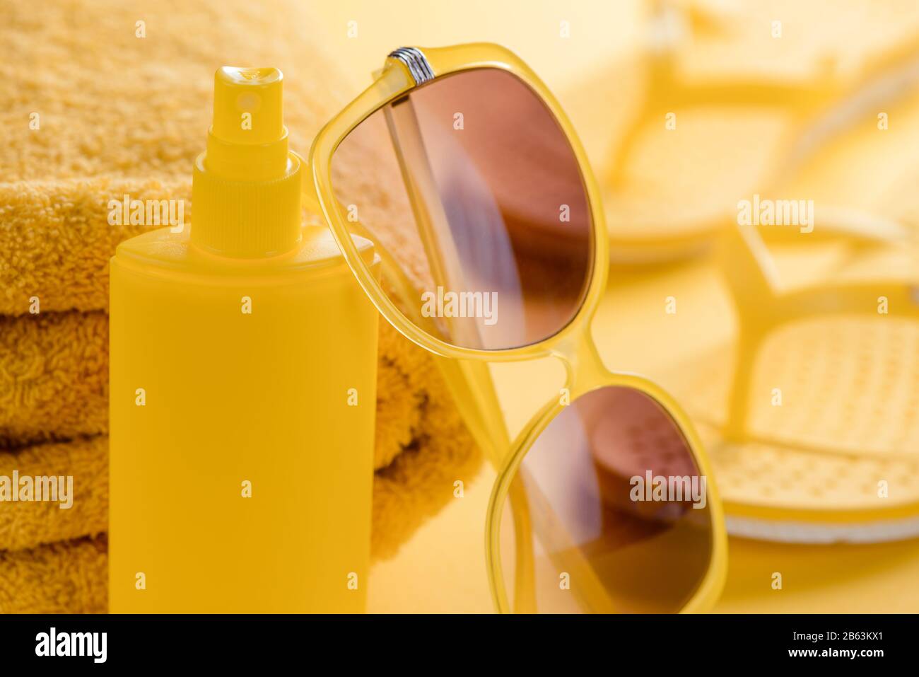 Sunscreen spray and sunglasses Stock Photo - Alamy