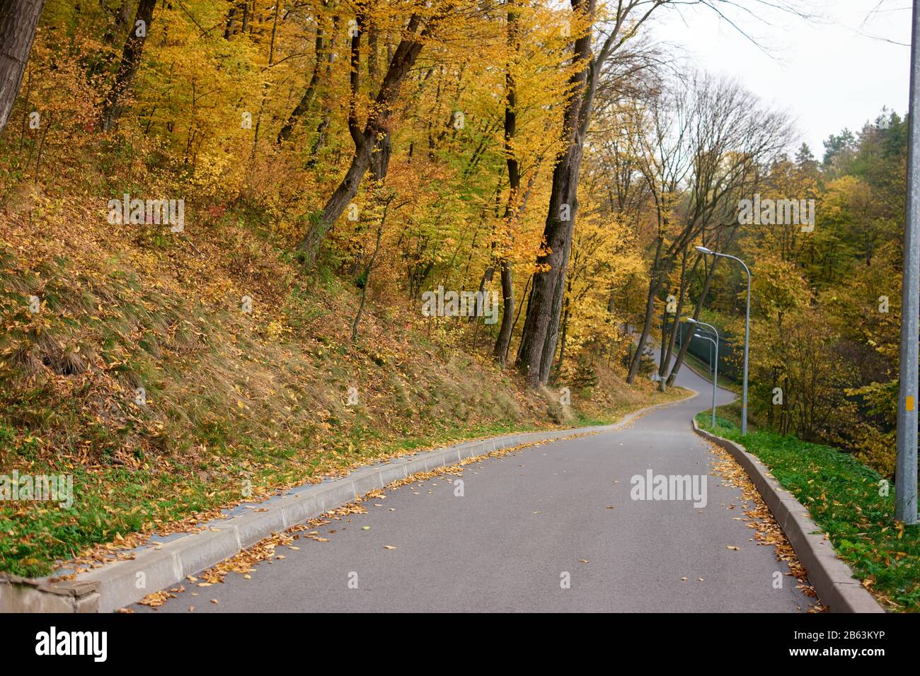 Downhill road hi-res stock photography and images - Alamy