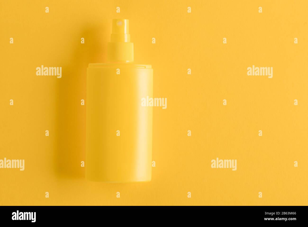 Sunscreen plastic bottle hi-res stock photography and images - Alamy