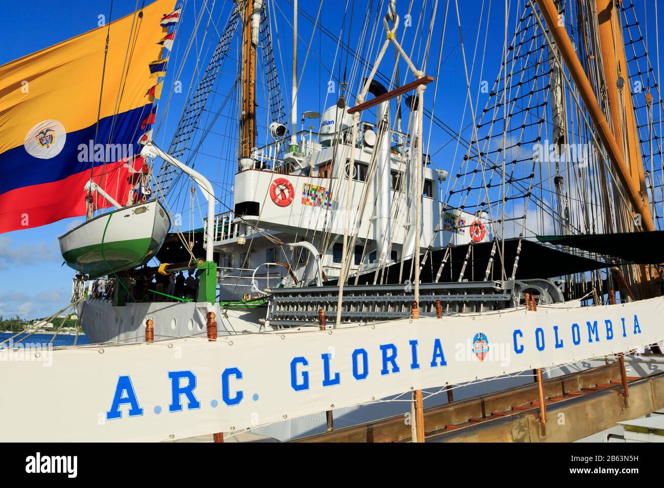 Colombian navy ship sailing hi-res stock photography and images - Alamy