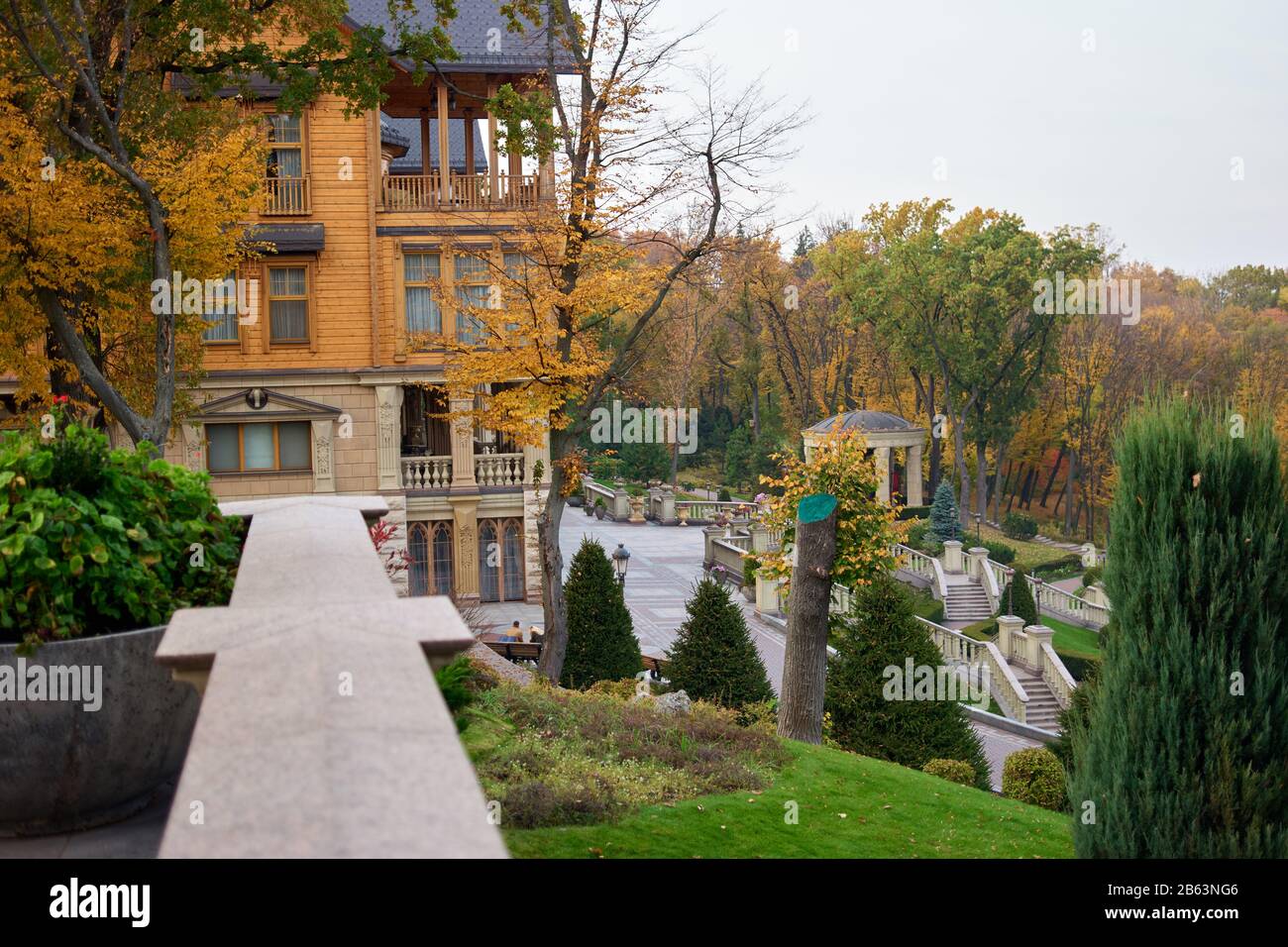 Tree grass manor house hi-res stock photography and images - Alamy