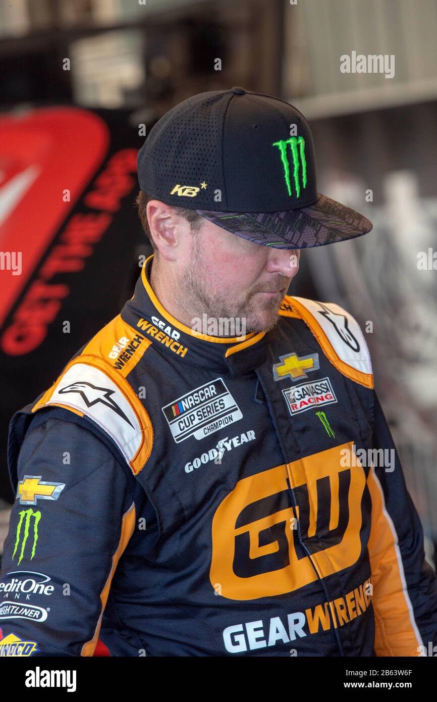 Avondale, Arizona, USA. 6th Mar, 2020. Kurt Busch (1) takes to the ...