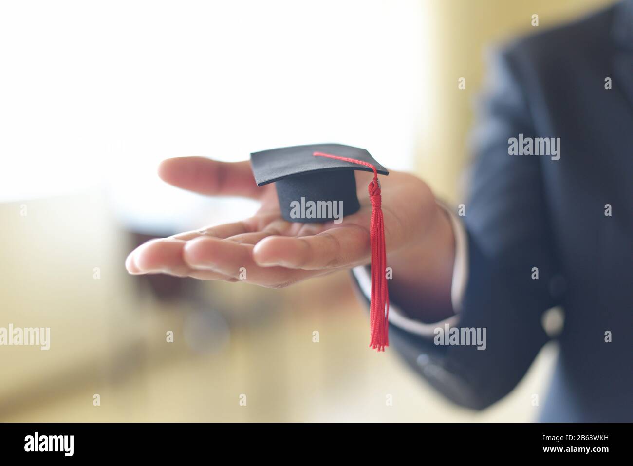 Graduation cap gown scroll hi-res stock photography and images - Alamy