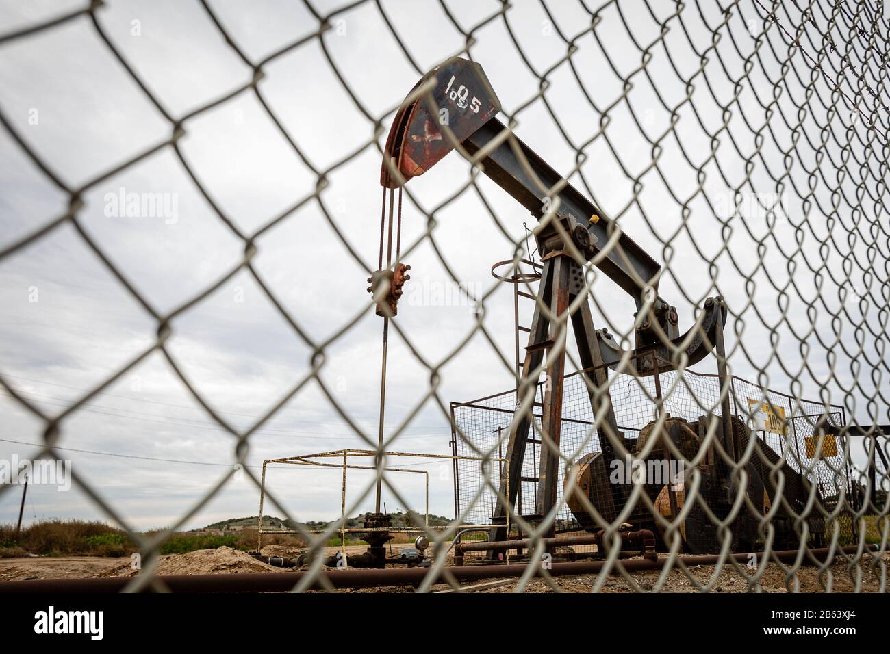 Saudi arabia oil rig hi-res stock photography and images - Alamy