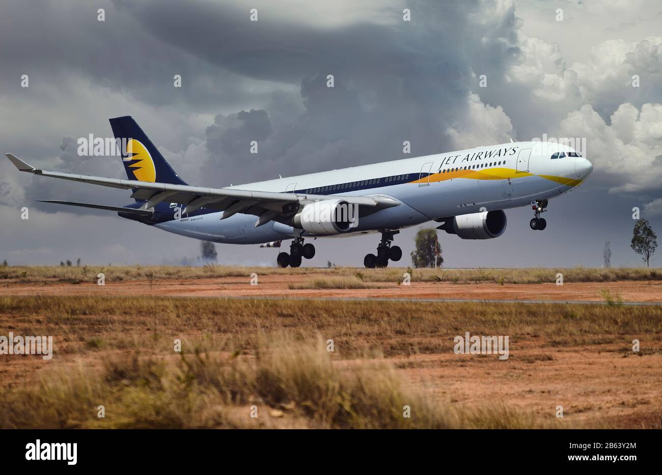 Airbus 330 landing hi-res stock photography and images - Alamy