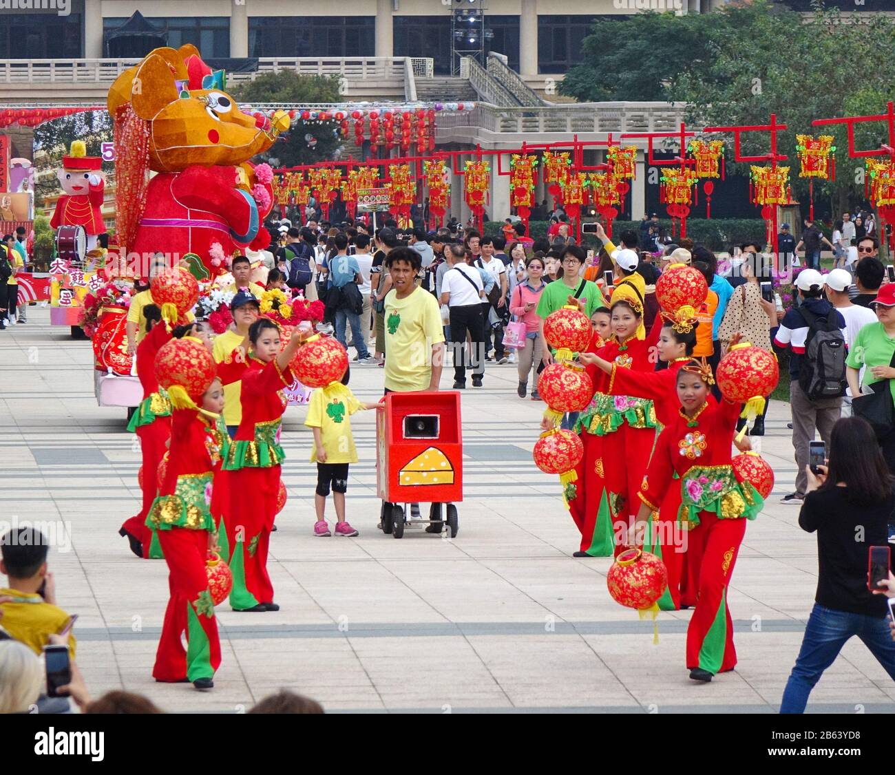 Folk cos hi-res stock photography and images - Alamy