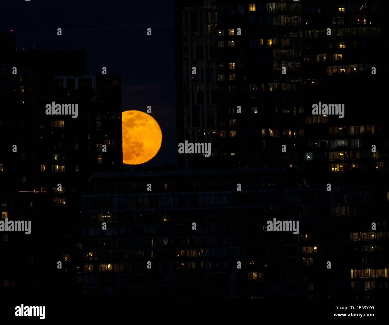 Full super moon rises above Manhattan skyline Stock Photo - Alamy
