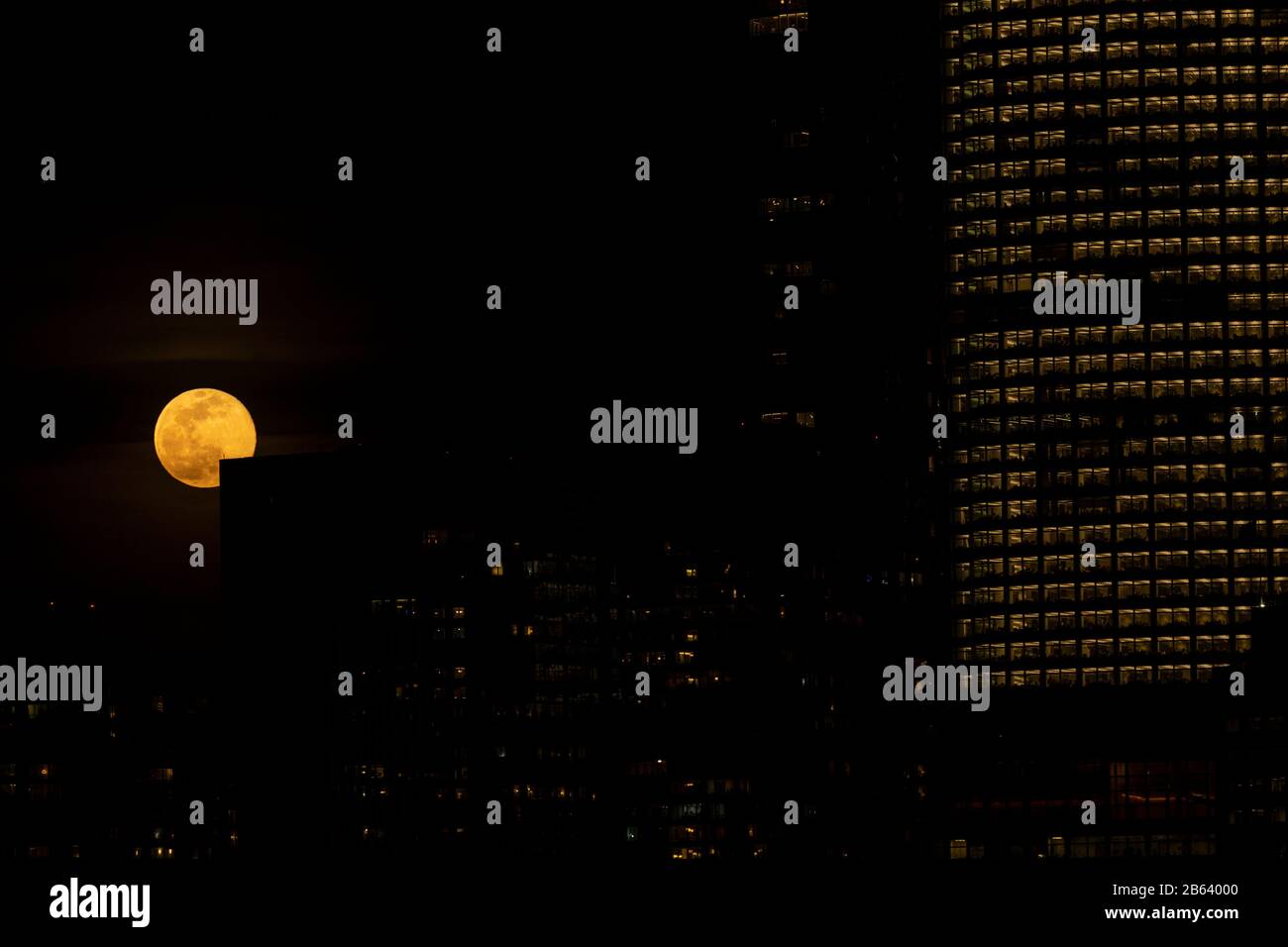 Full super moon rises above Manhattan skyline Stock Photo - Alamy