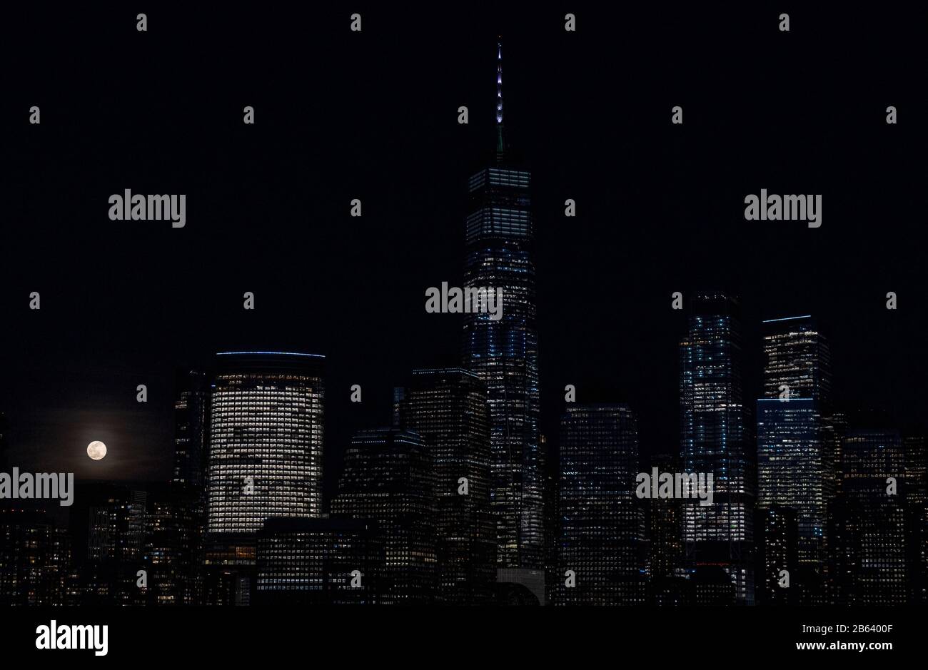 Full super moon rises above Manhattan skyline Stock Photo - Alamy