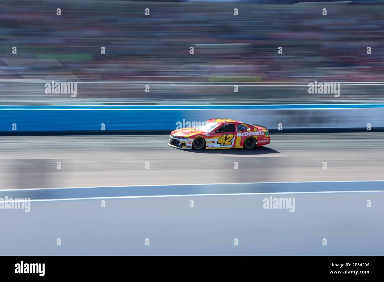 Avondale, Arizona, USA. 8th Mar, 2020. Kyle Larson (42) battles for ...