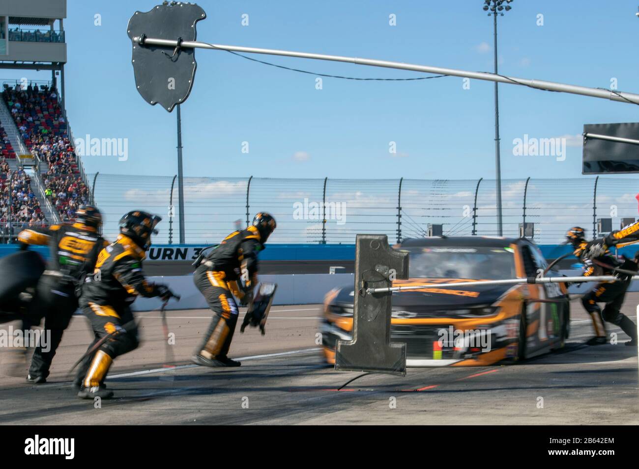 Avondale, Arizona, USA. 8th Mar, 2020. Kurt Busch (1) and crew make a ...