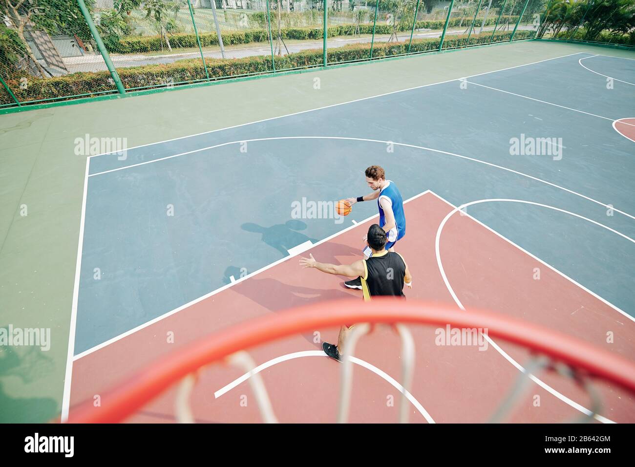 Students playing basketball hi-res stock photography and images - Alamy