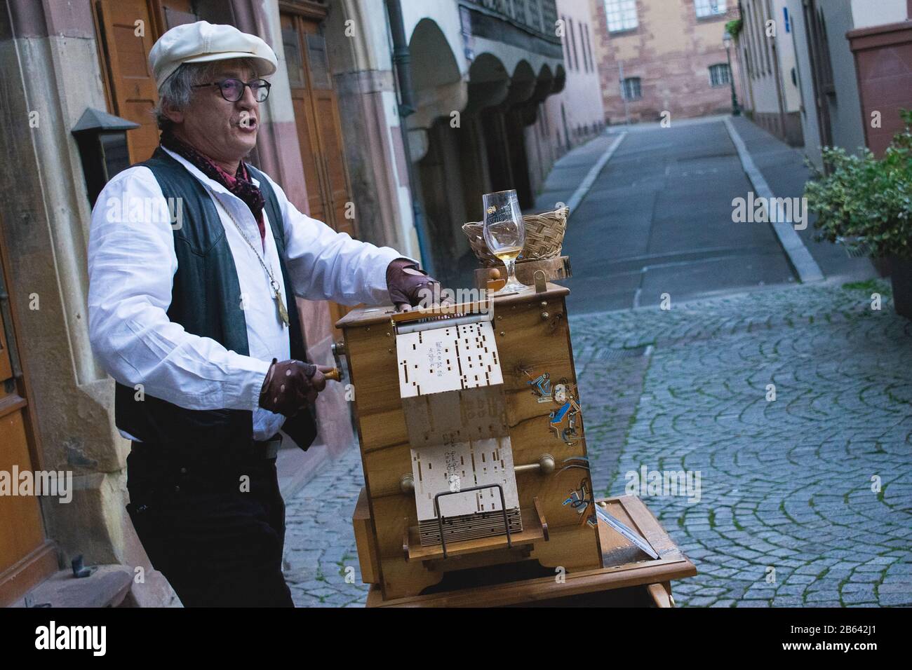 Barrel organ grinder hi-res stock photography and images - Alamy