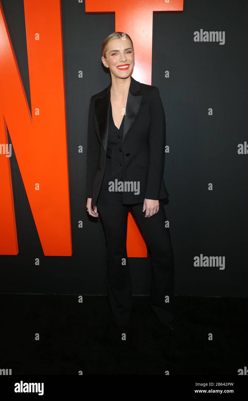 Betty gilpin hunt hi-res stock photography and images - Alamy
