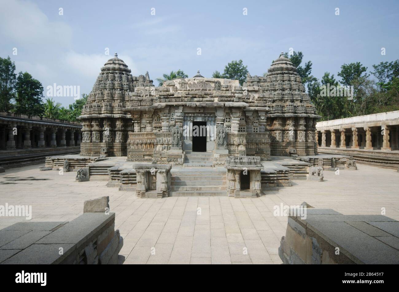 1000 years old shiva temple hi-res stock photography and images - Alamy