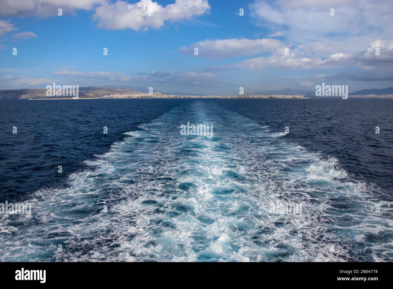 Water trail in the ocean with white waves Stock Photo - Alamy